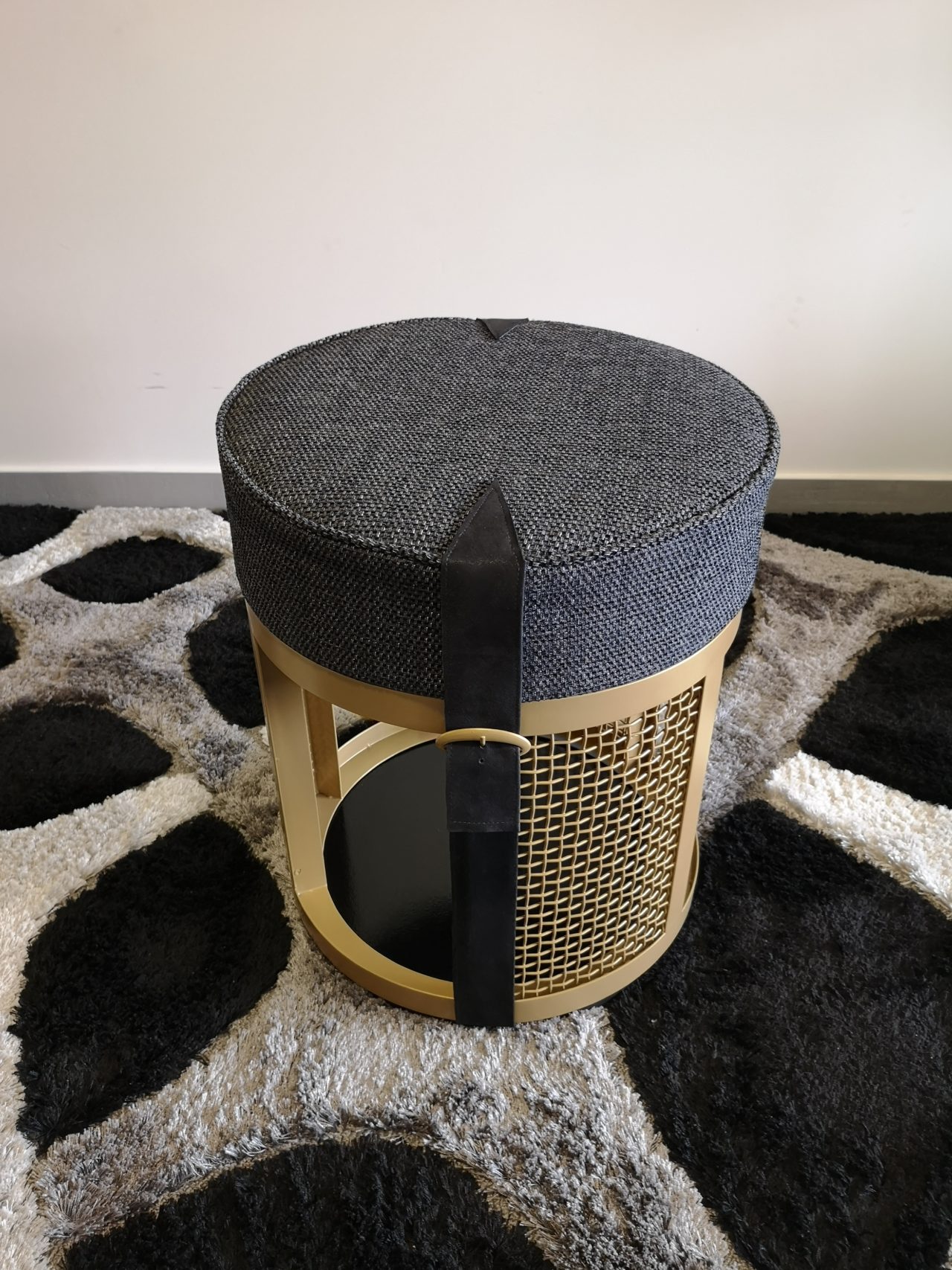 Élegant pouf table arrondie polyalent - Desinvolte-design